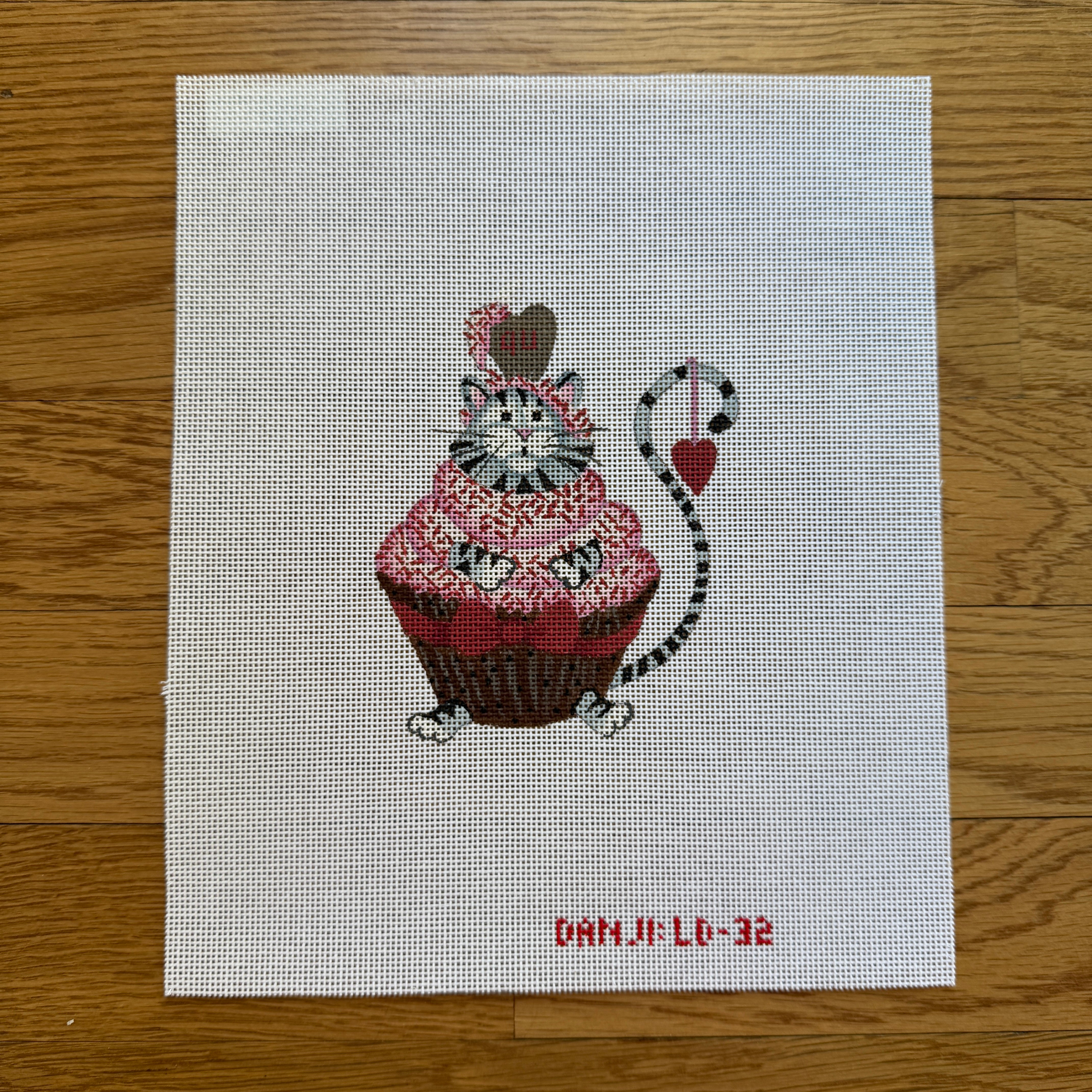 Valentine cupcake cat – The Needlepoint Clubhouse